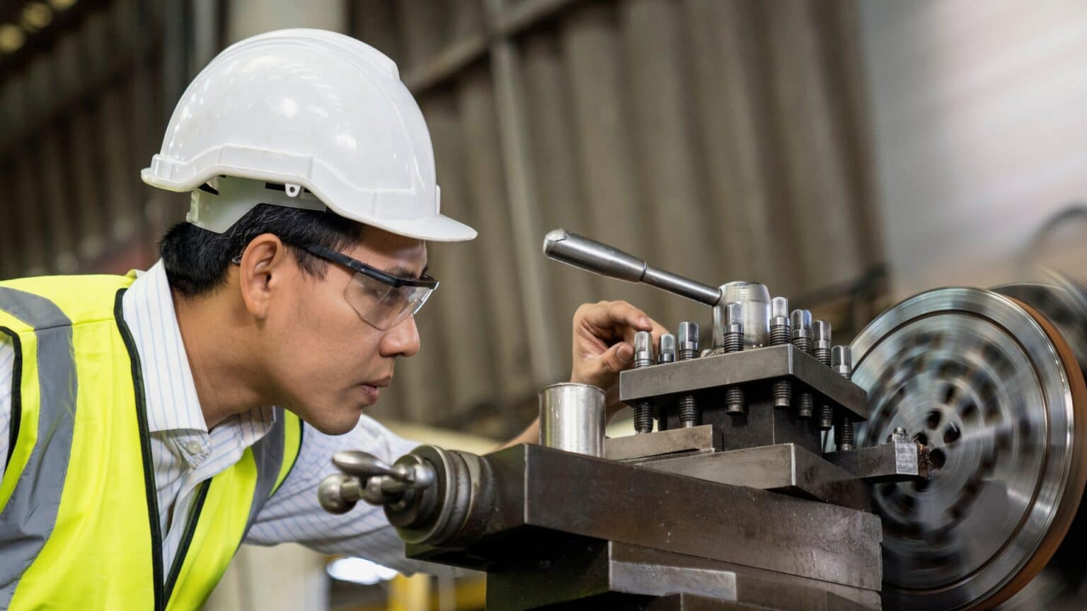 Barang Produksi: Ciri-Ciri, Contoh, dan Bedanya Barang Konsumsi